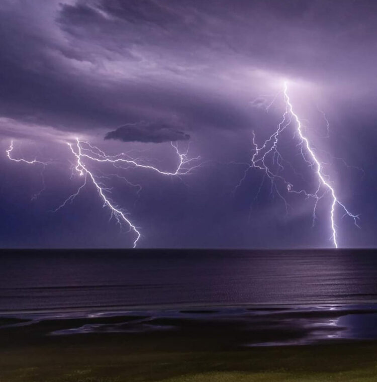 Impactantes imágenes de la tormenta eléctrica sobre el mar de Monte ...
